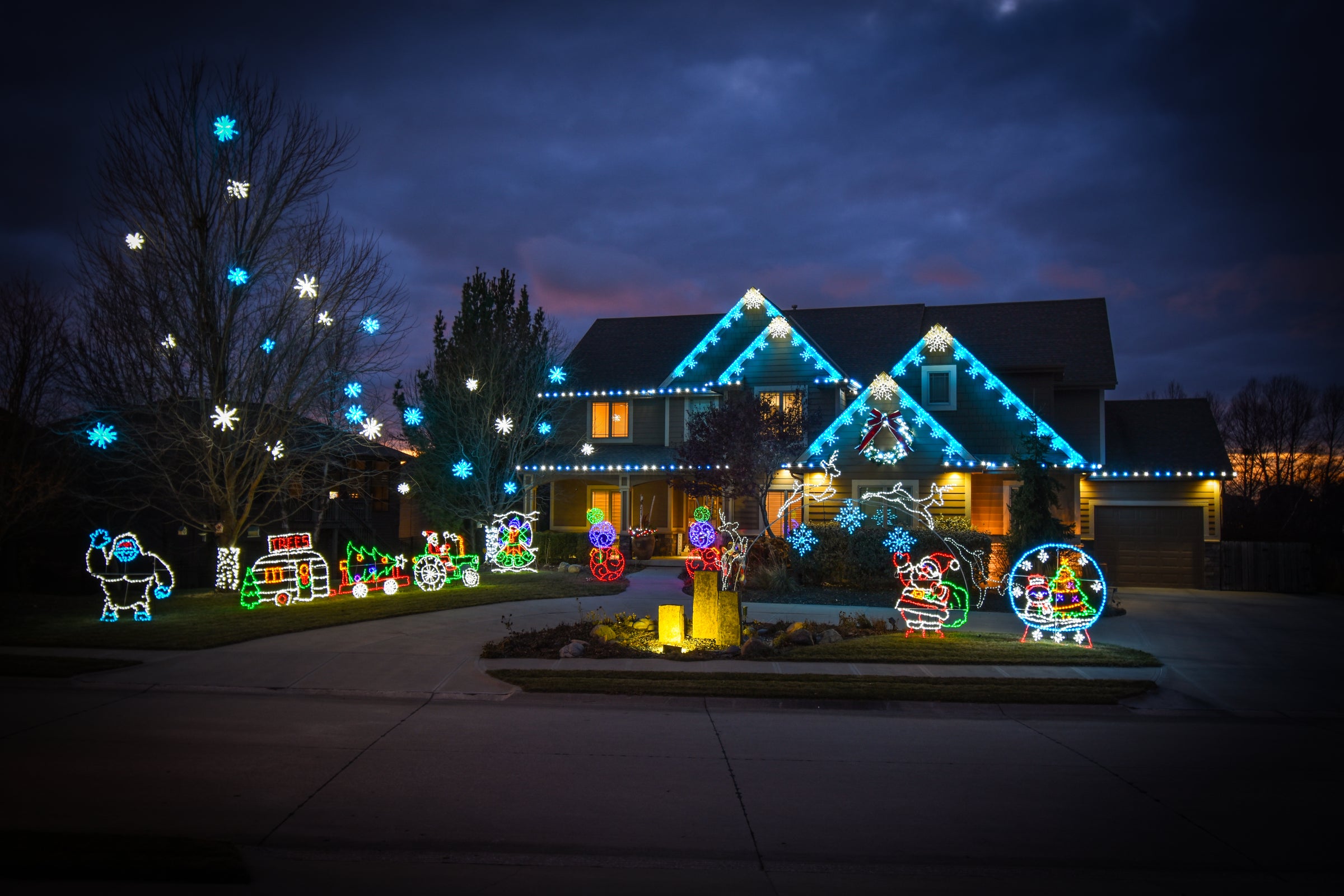 All Lighted Displays – Brite Ideas Decorating
